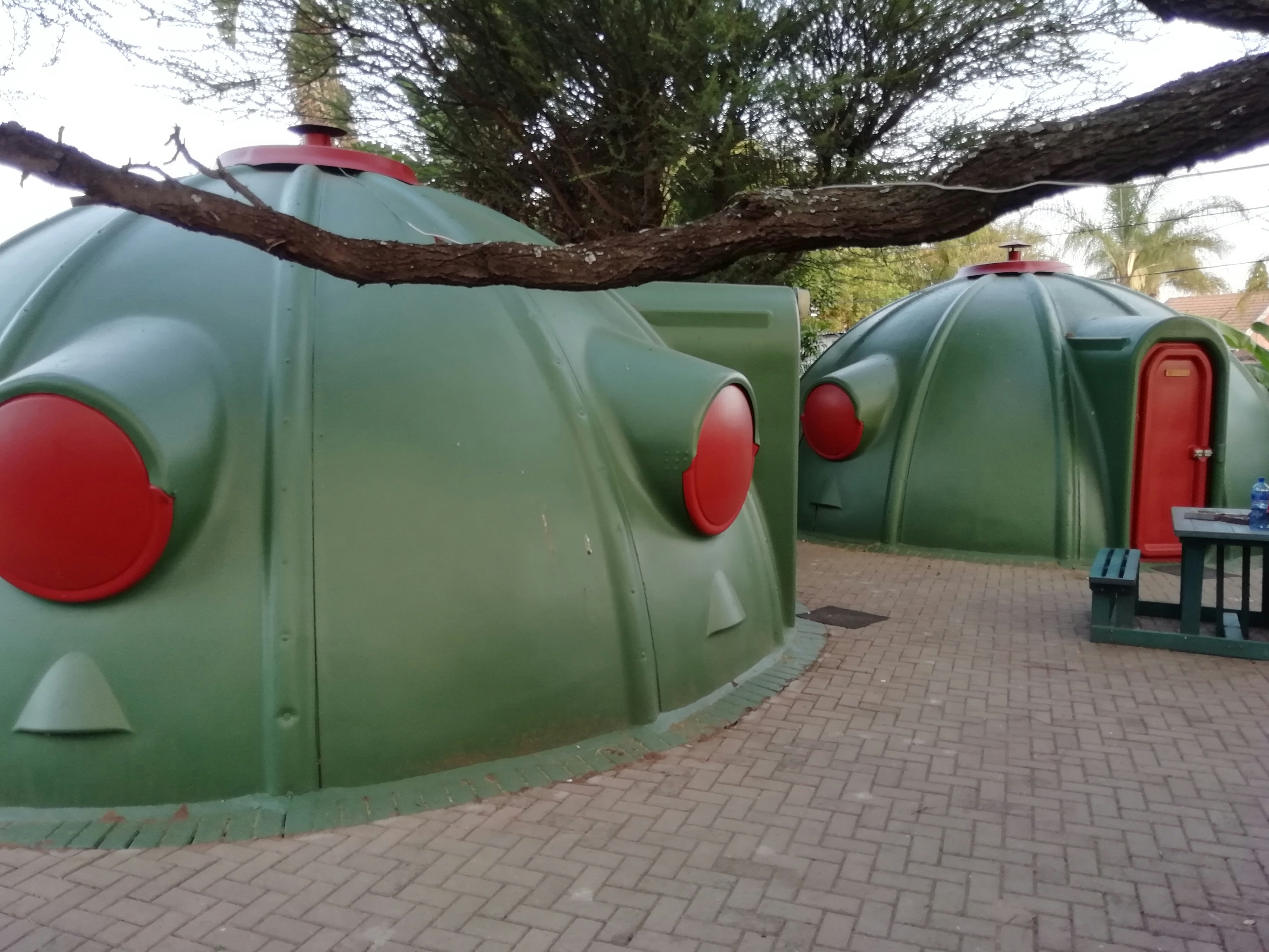 Igloo Inn Overnight and Caravan Park | LekkeSlaap