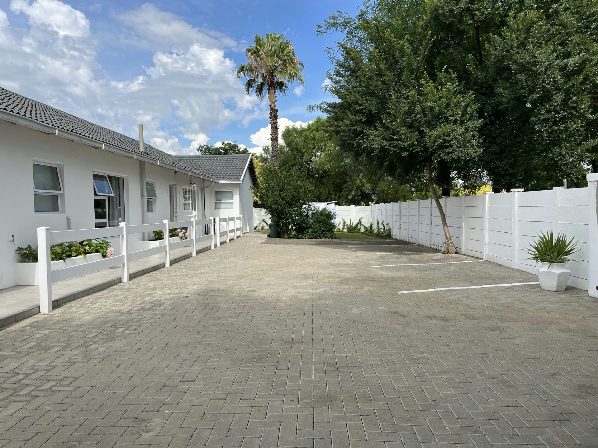 Accommodation near Life Rosepark Hospital | LekkeSlaap