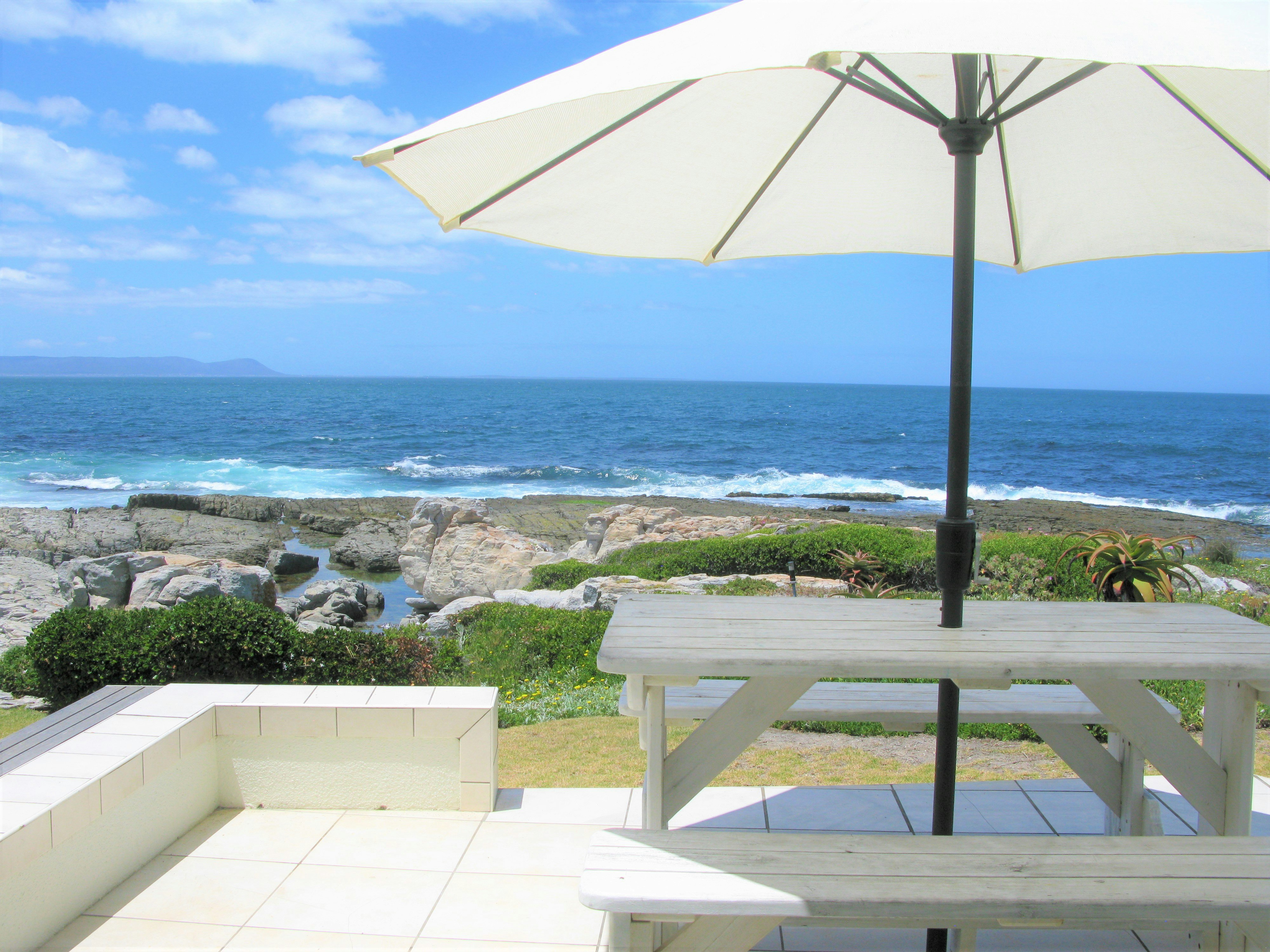 Beachfront House - Hermanus Whale View | LekkeSlaap
