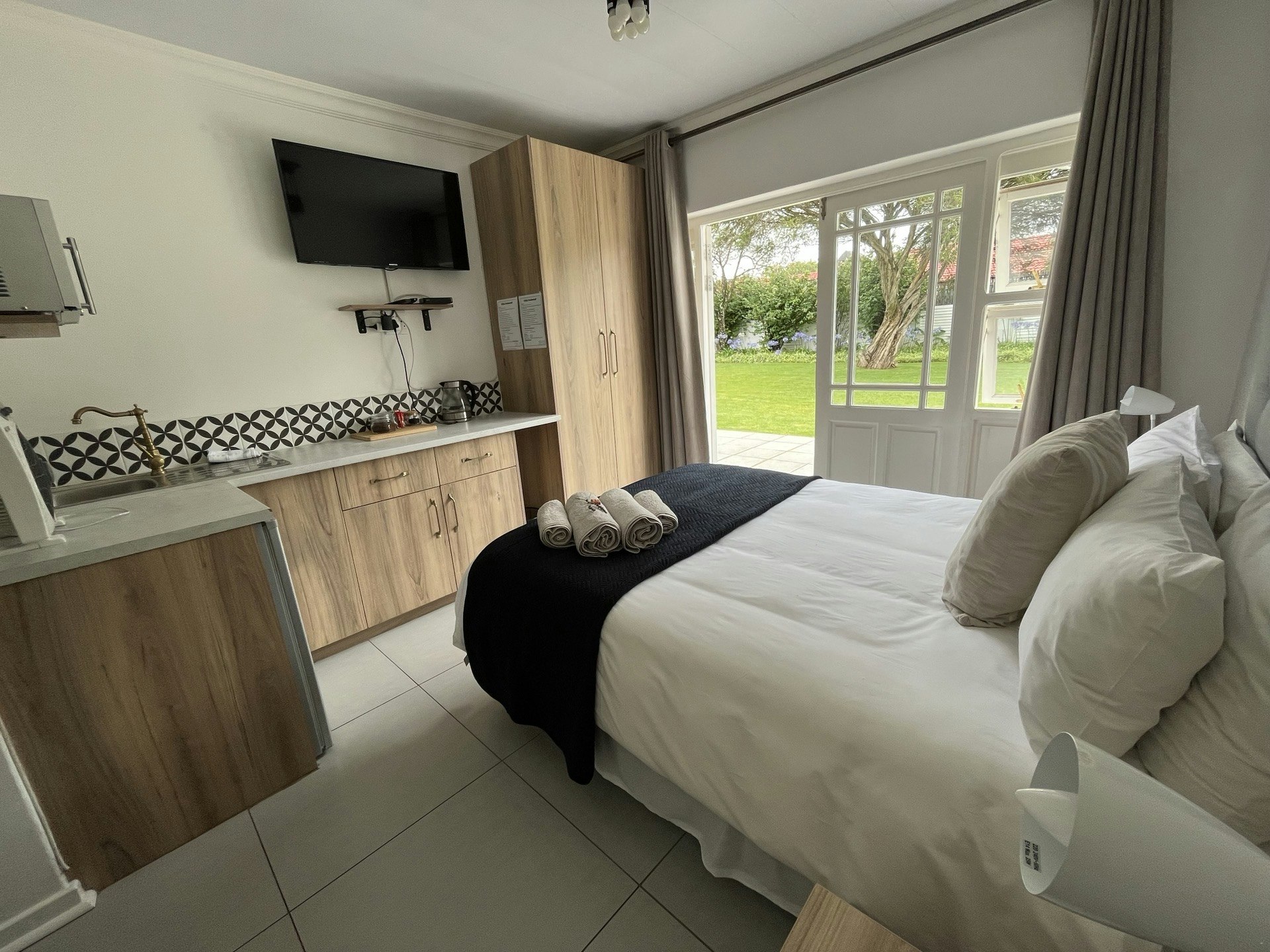 Accommodation near Life Rosepark Hospital | LekkeSlaap