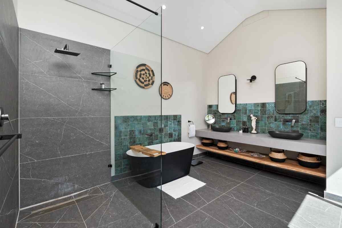 Luxury Constantia Villa Pool & Wine Retreat | LekkeSlaap