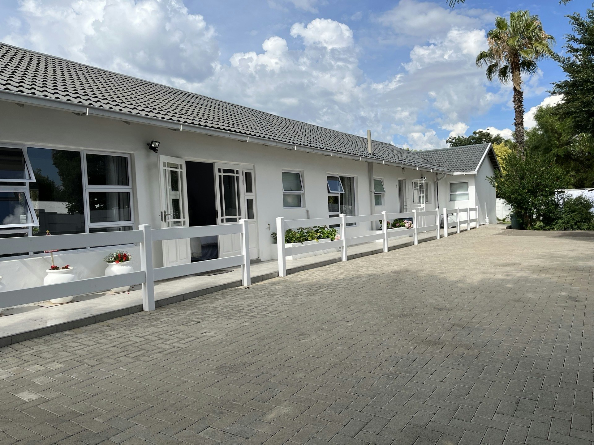 Accommodation near Life Rosepark Hospital | LekkeSlaap
