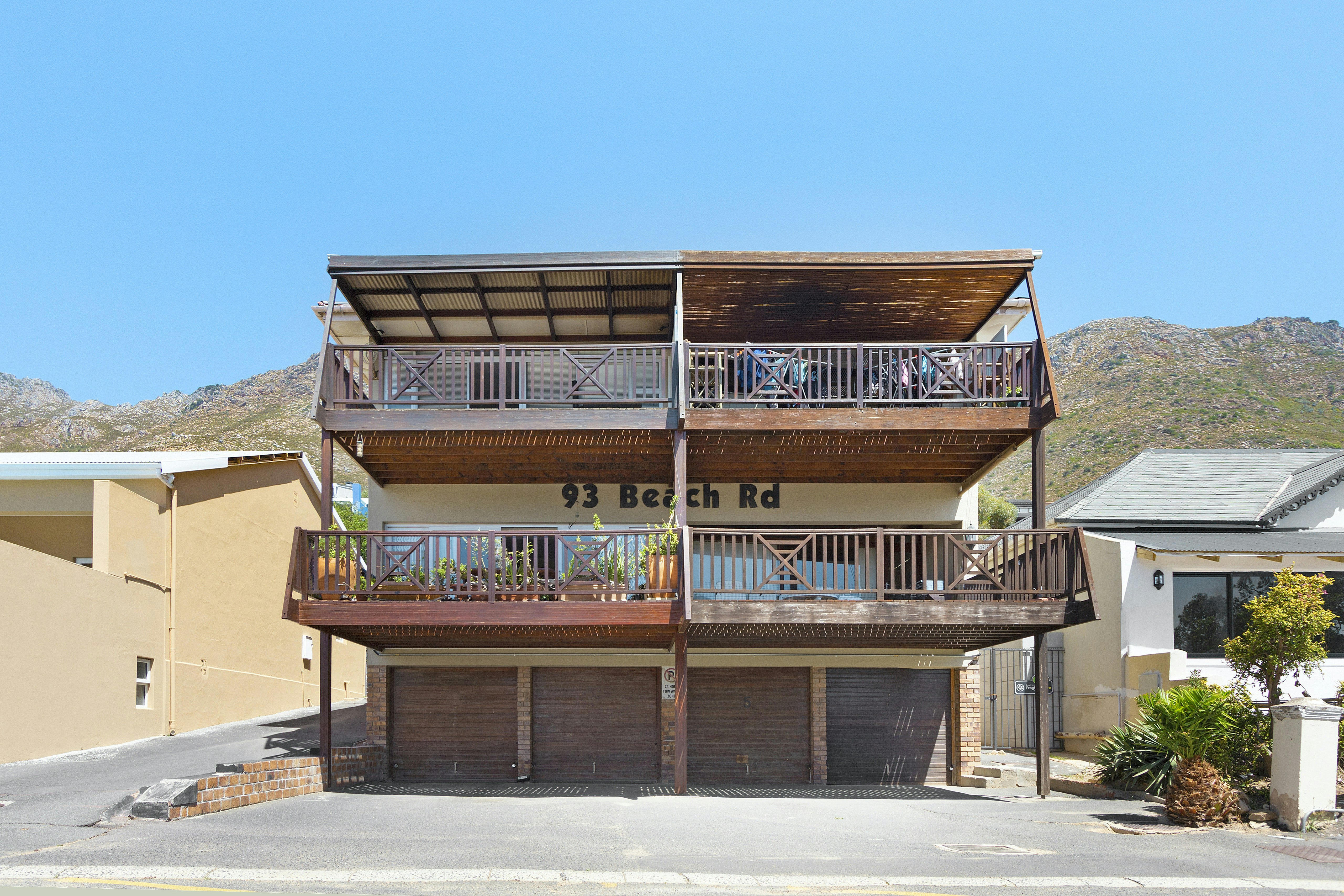 Beachfront Apartment 93 | LekkeSlaap