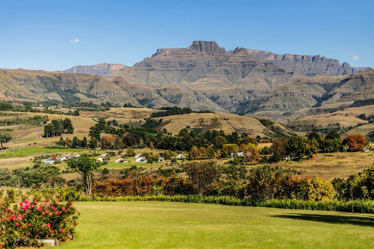 Inqevu Lodge | LekkeSlaap