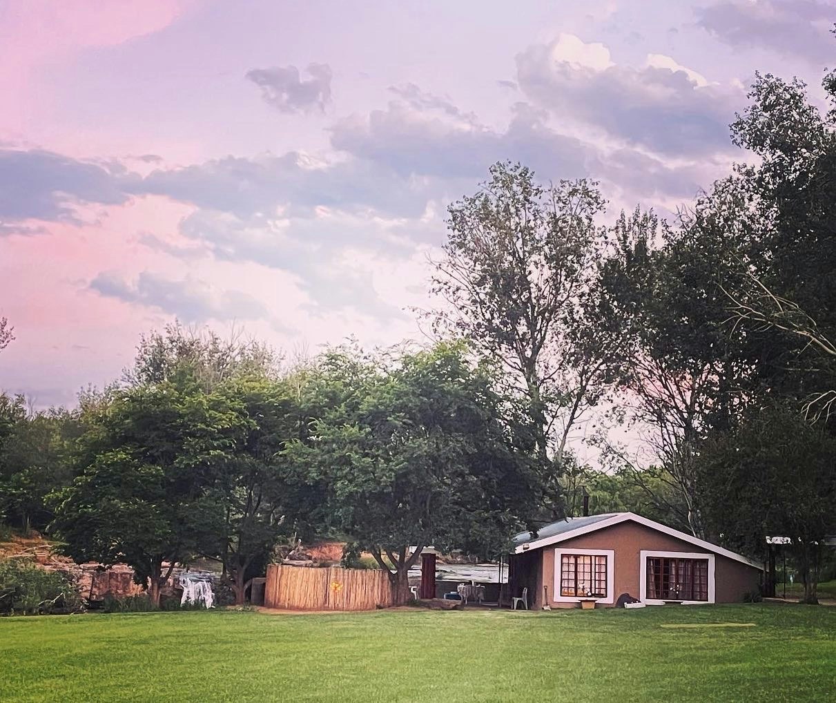 Riverside Cottages | LekkeSlaap