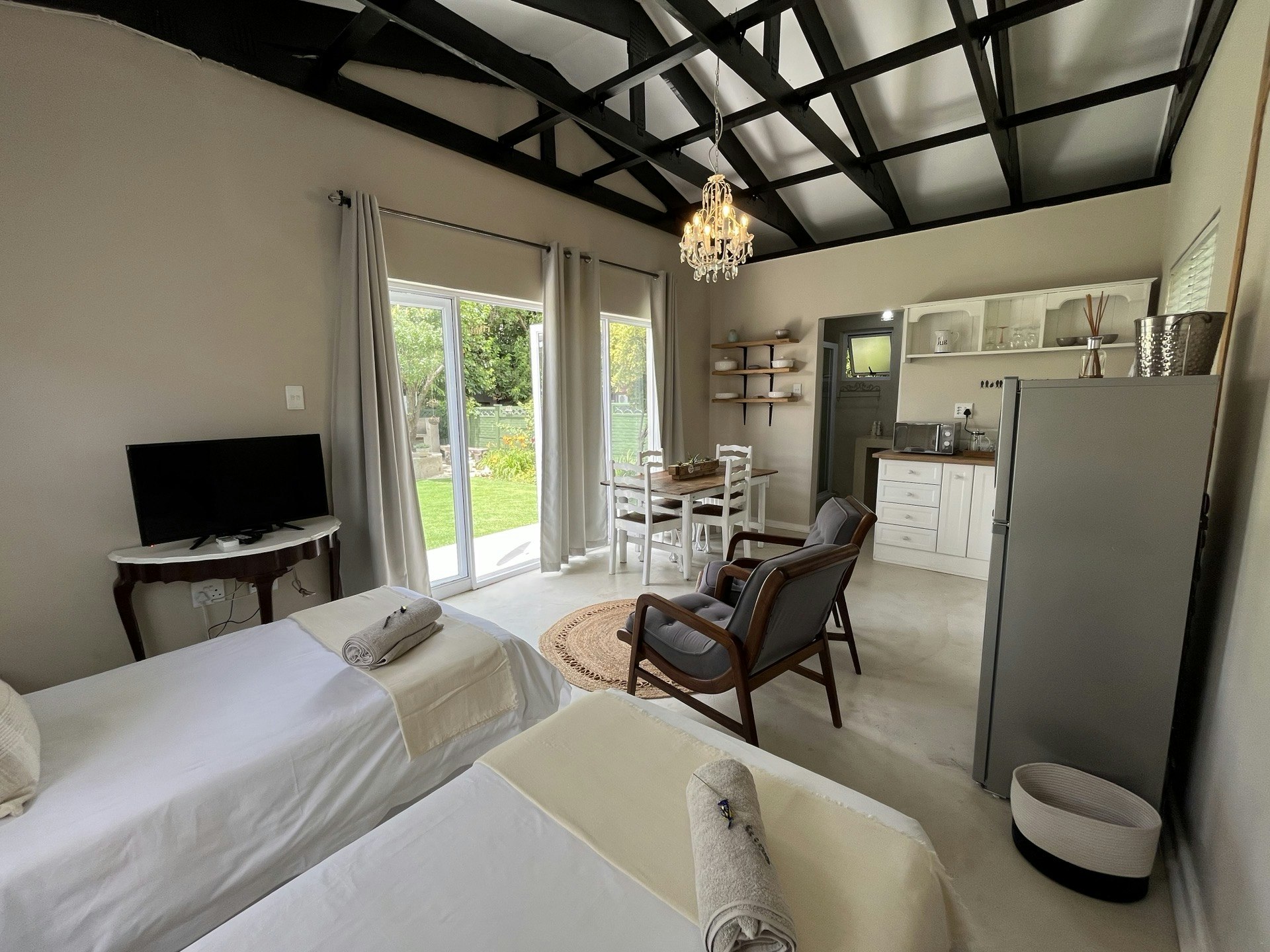 Accommodation near Life Rosepark Hospital | LekkeSlaap