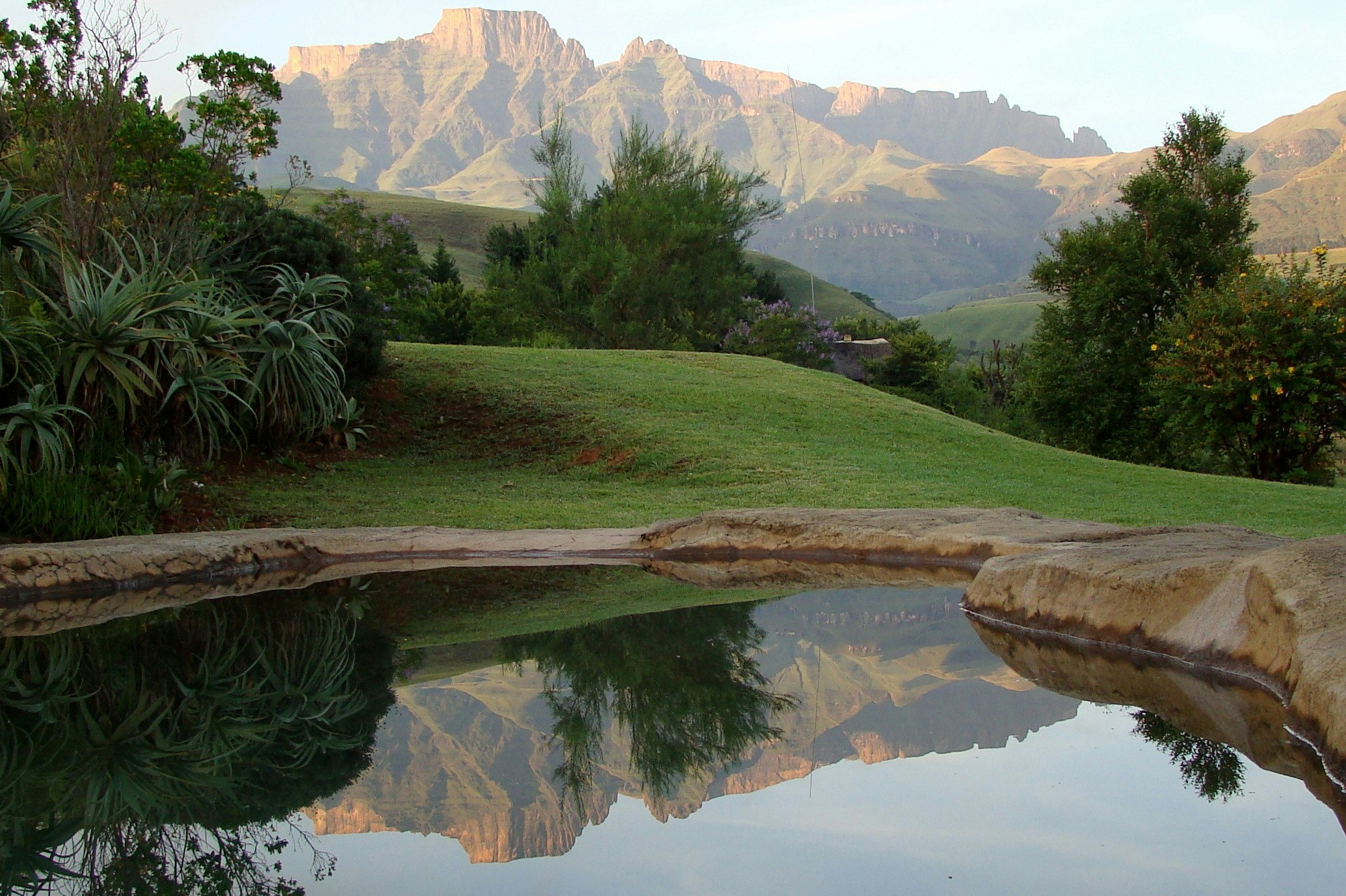 Inkunzi Cave, Zulu Hut and Diddly Squat | LekkeSlaap