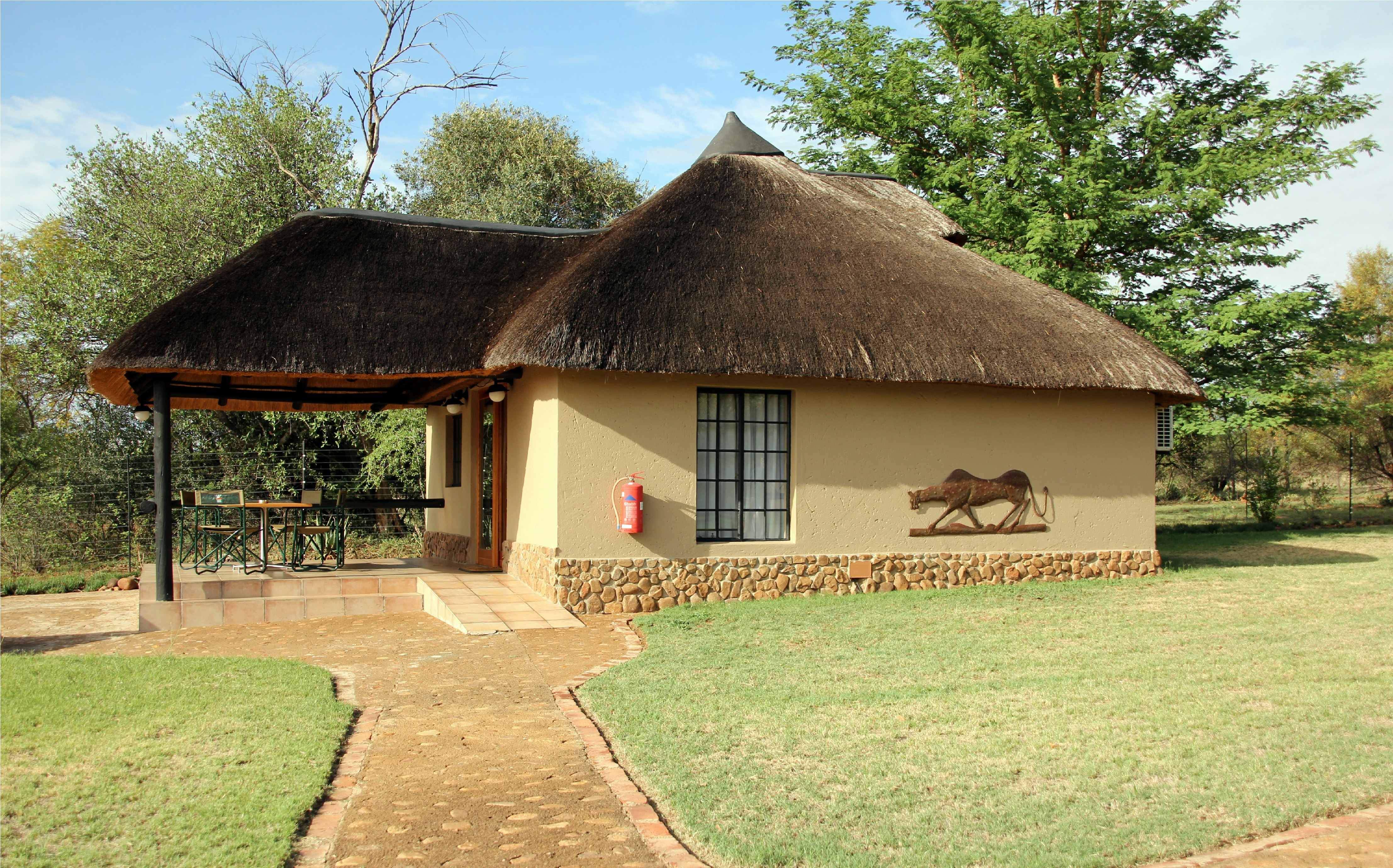 Ukutula Lodge and Game Reserve | LekkeSlaap