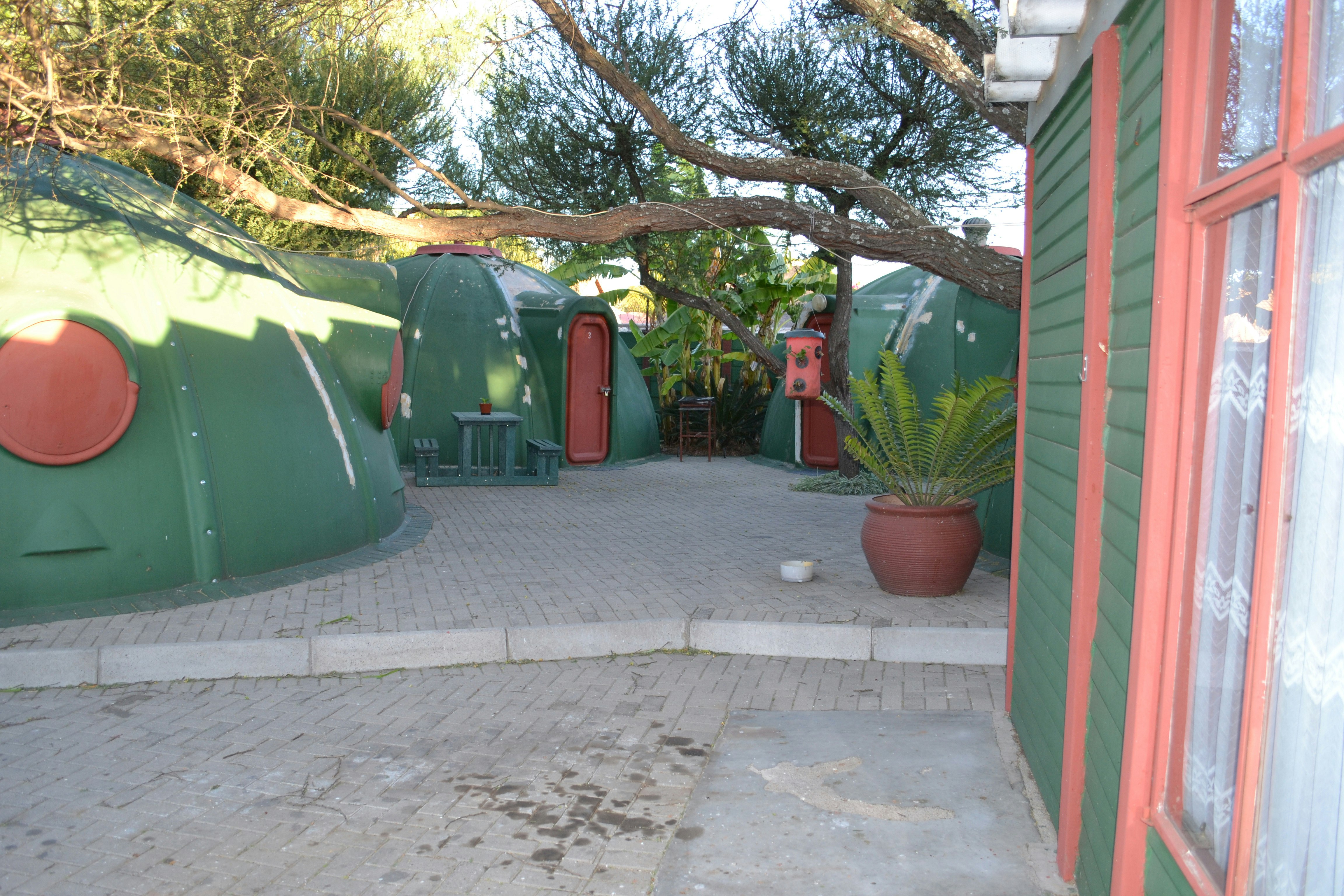 Igloo Inn Overnight and Caravan Park | LekkeSlaap