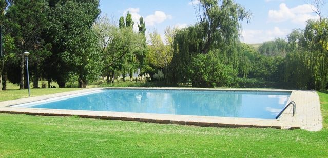 BassFeather Country Lodge | LekkeSlaap