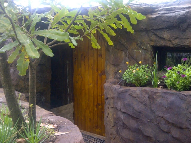 Inkunzi Cave, Zulu Hut and Diddly Squat | LekkeSlaap