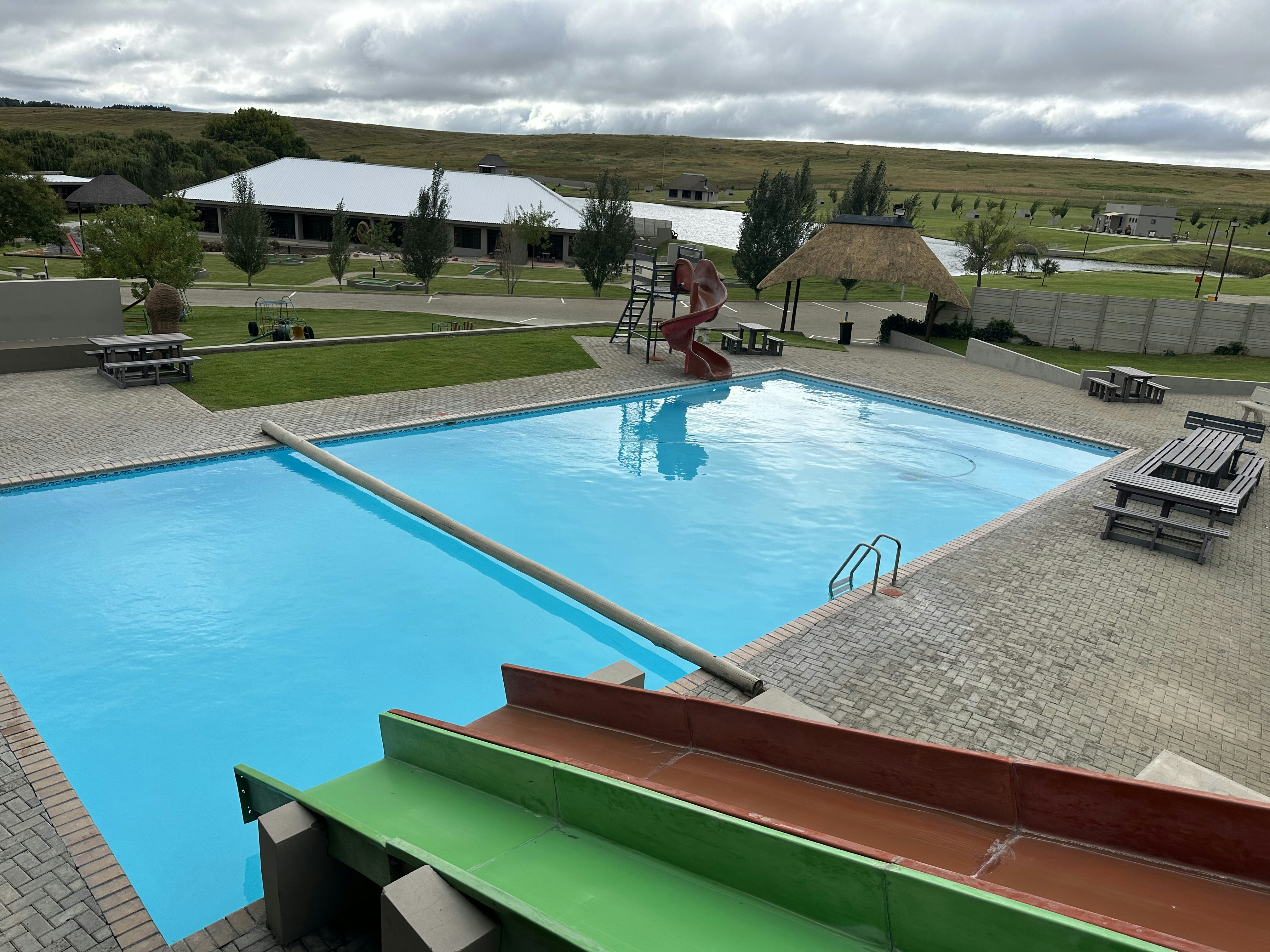 Henbase Lodge | LekkeSlaap