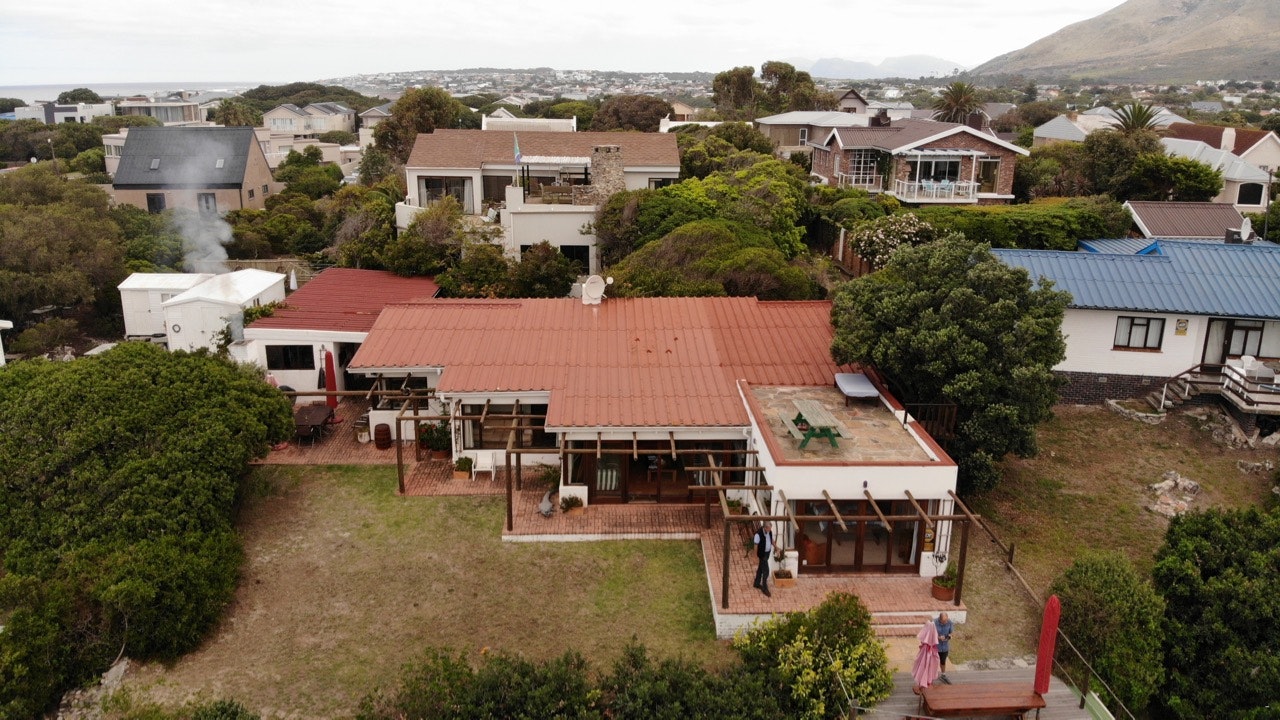 Onrus Beach Cottage | LekkeSlaap