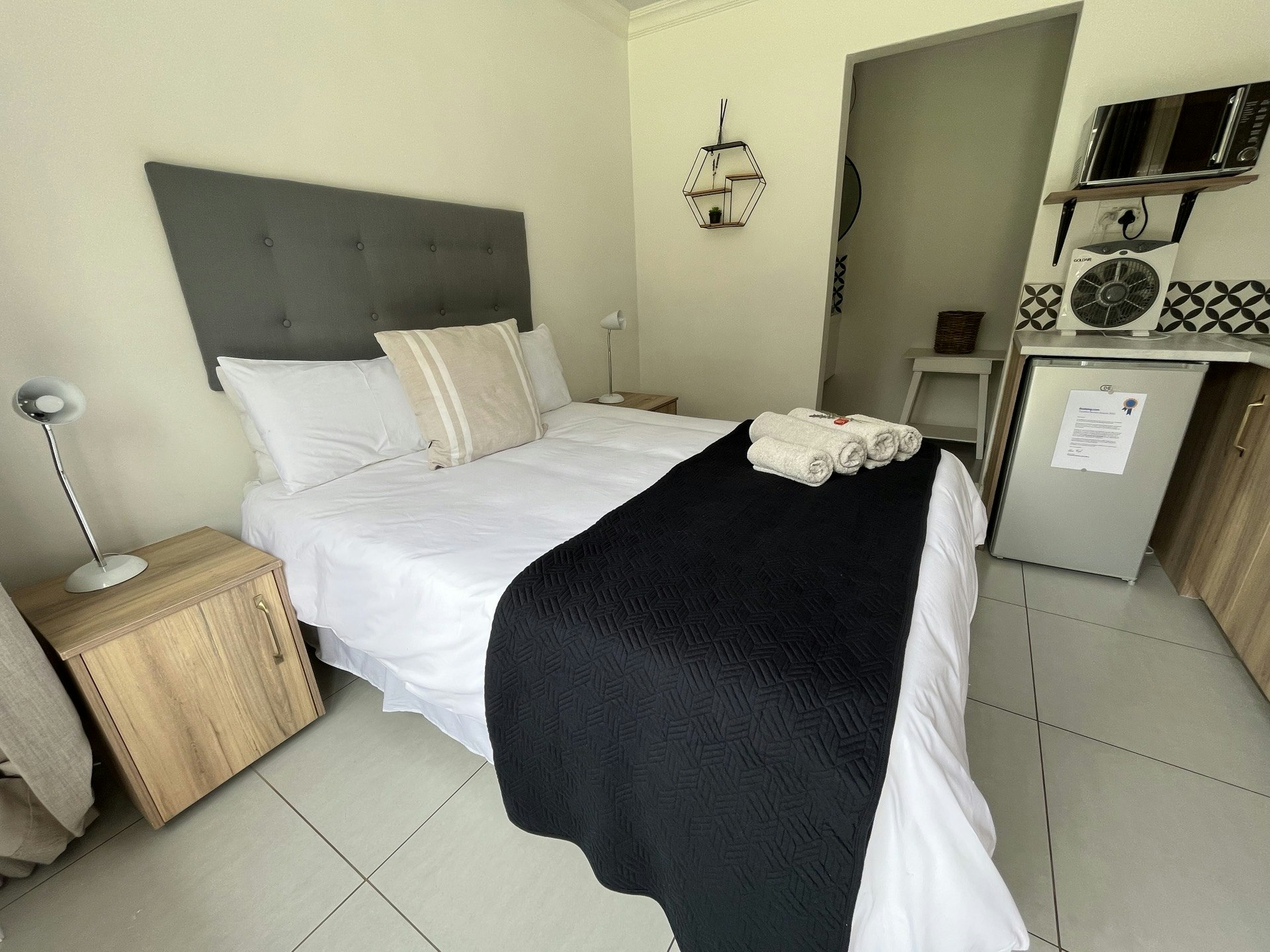 Accommodation near Life Rosepark Hospital | LekkeSlaap