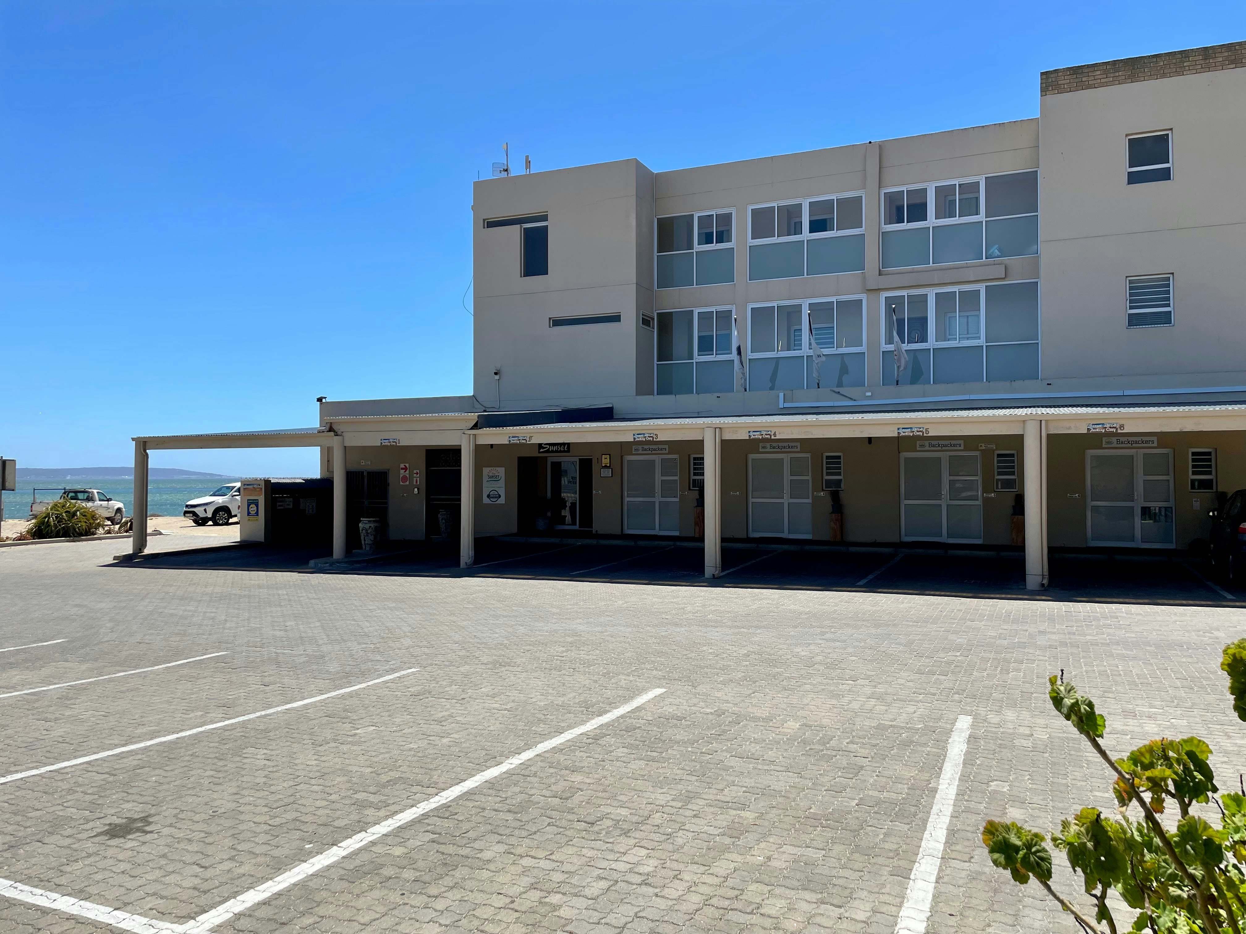 Laaiplek Accommodation - LekkeSlaap