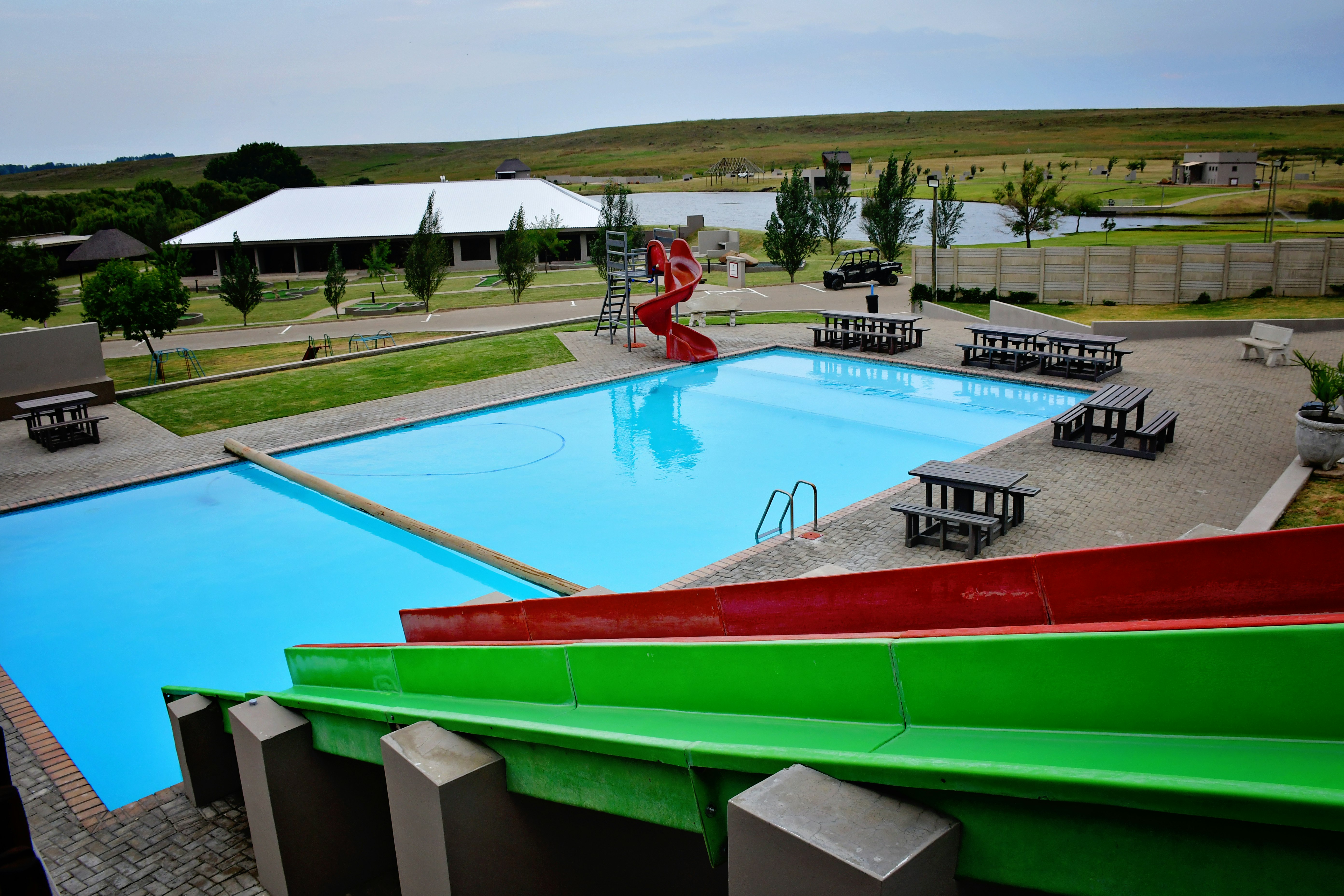 Henbase Lodge | LekkeSlaap