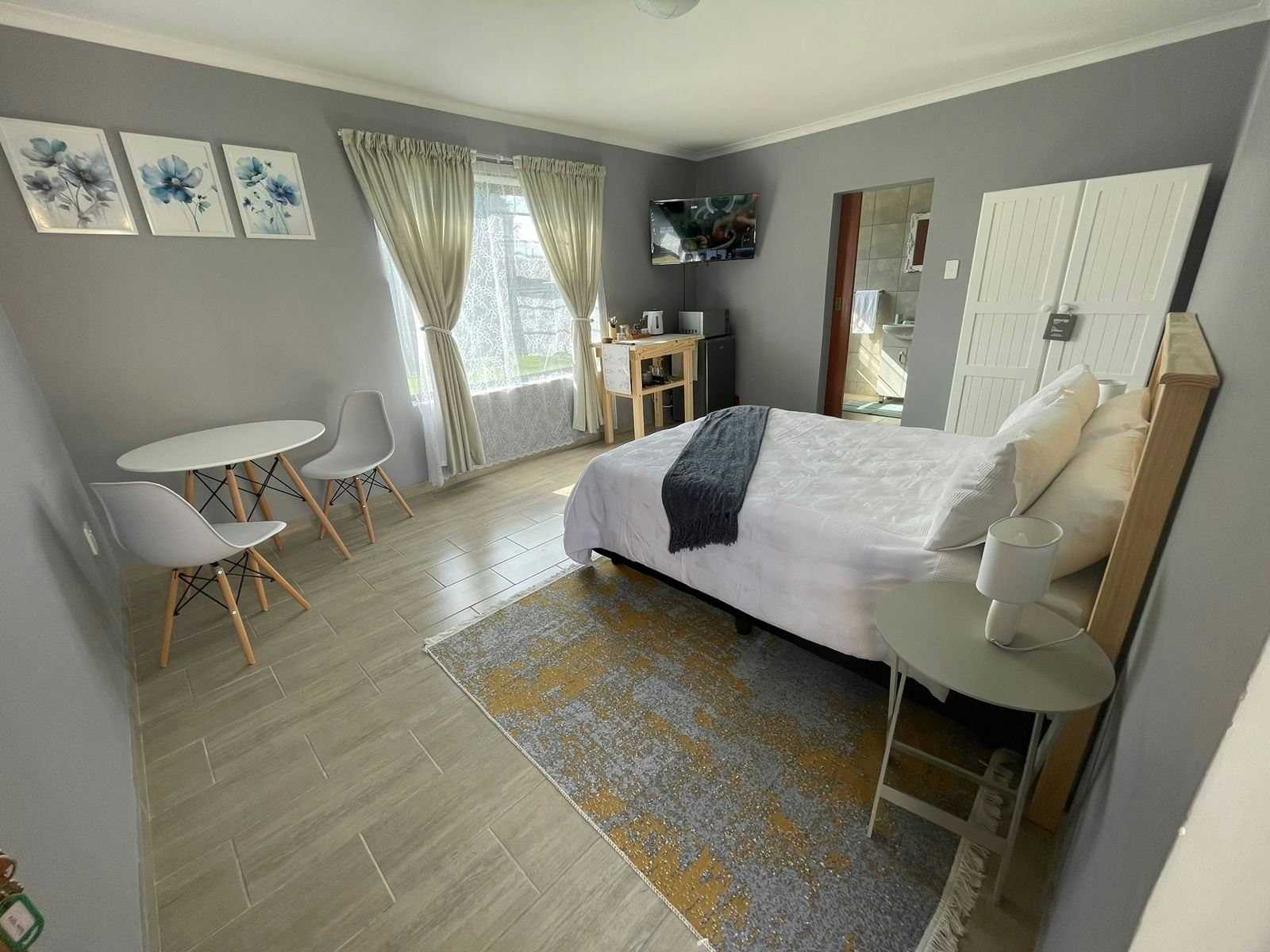 York @ R102 Airport Road - Studio Apartment | LekkeSlaap