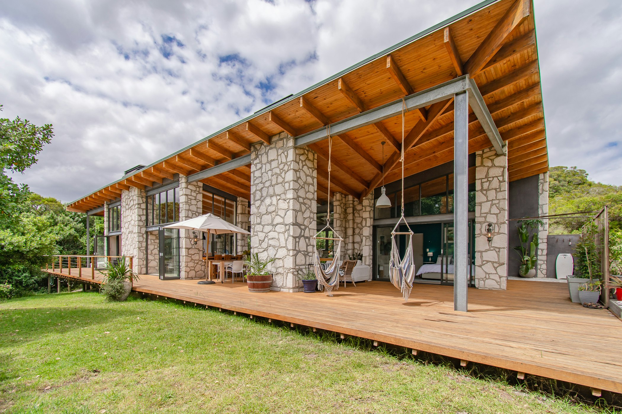 Guideboat Lagoon Retreat | LekkeSlaap