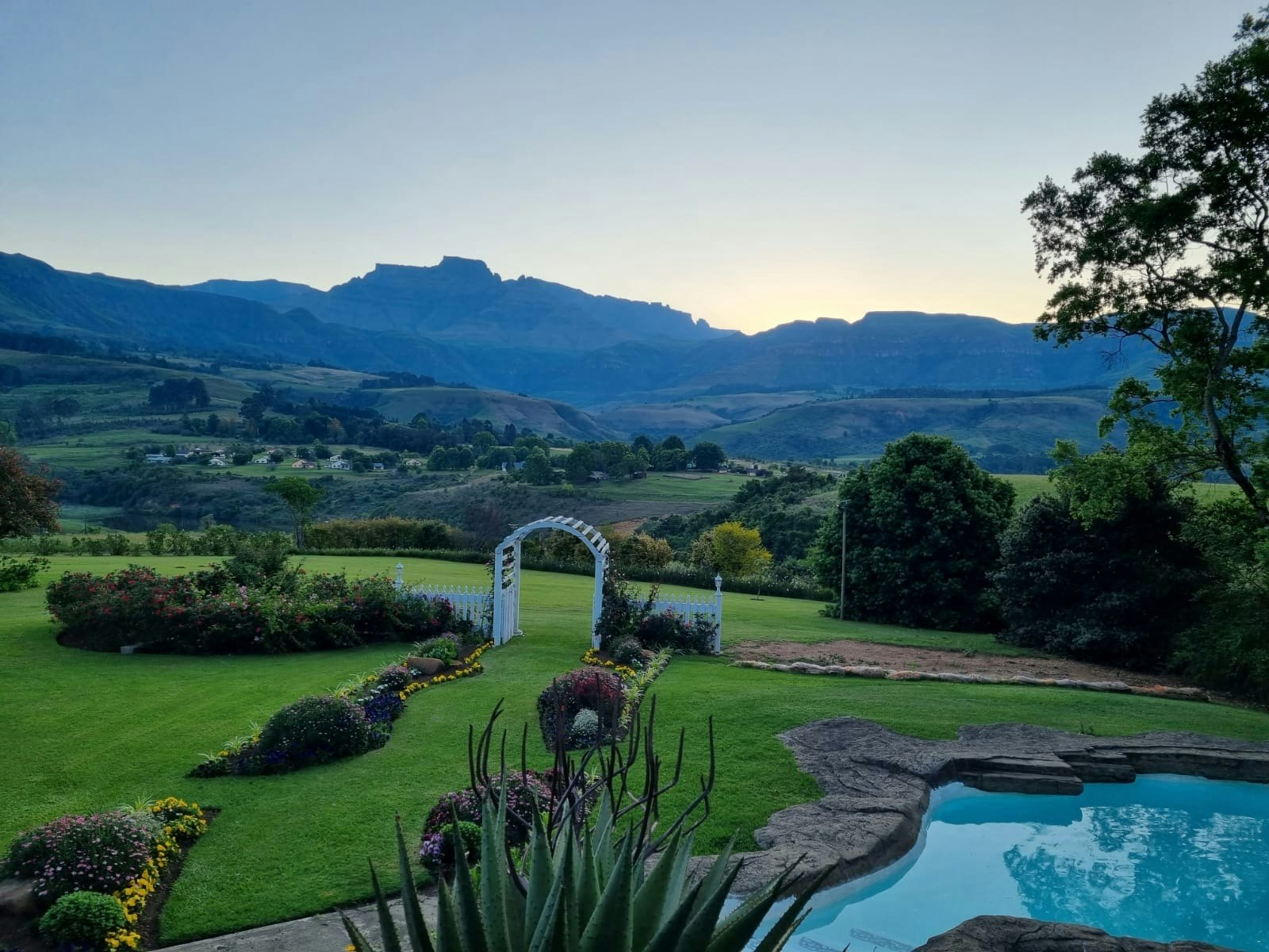 Inqevu Lodge | LekkeSlaap