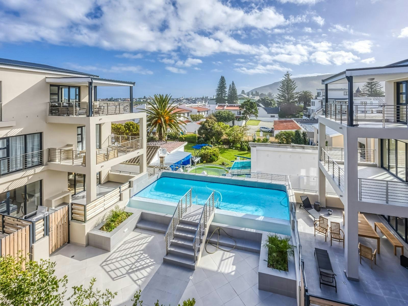 Esplanade Hermanus - Standard Suites 213 | LekkeSlaap