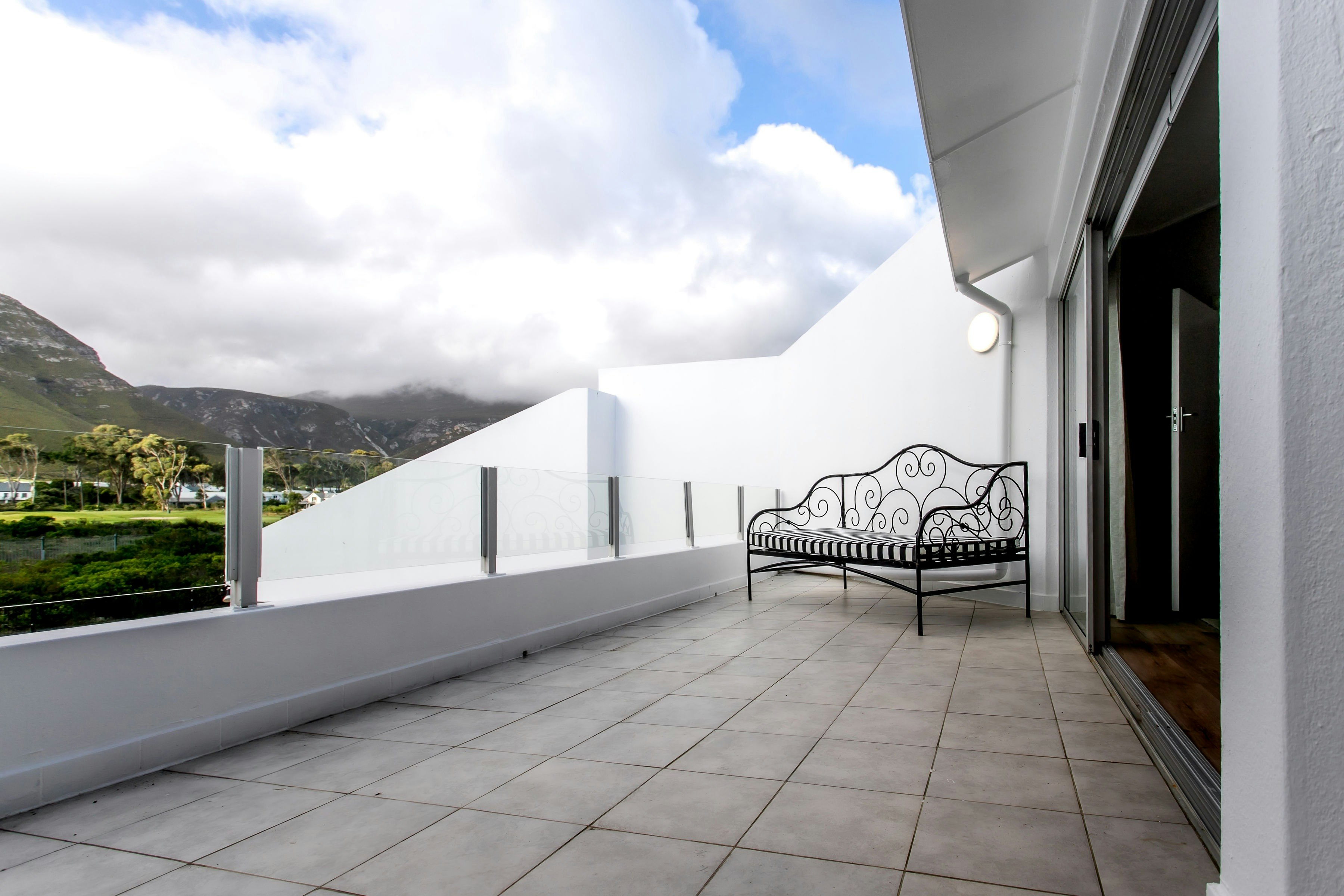 Hermanus Mountain View Villa | LekkeSlaap