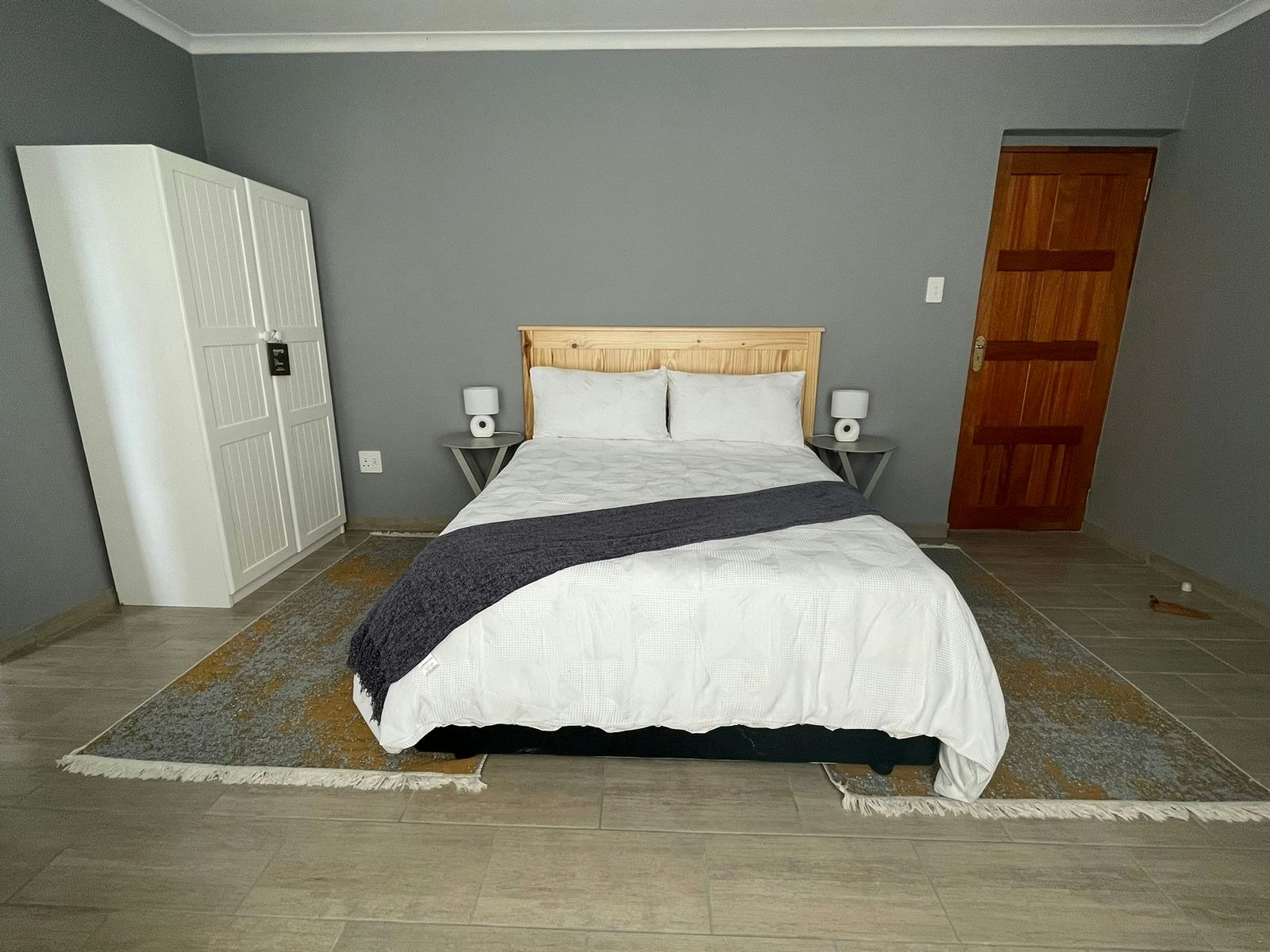 York @ R102 Airport Road - Studio Apartment | LekkeSlaap