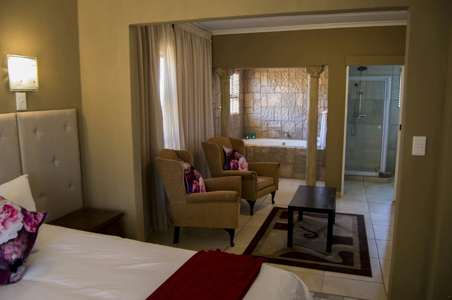 Crystal Rose Lodge & Spa | LekkeSlaap